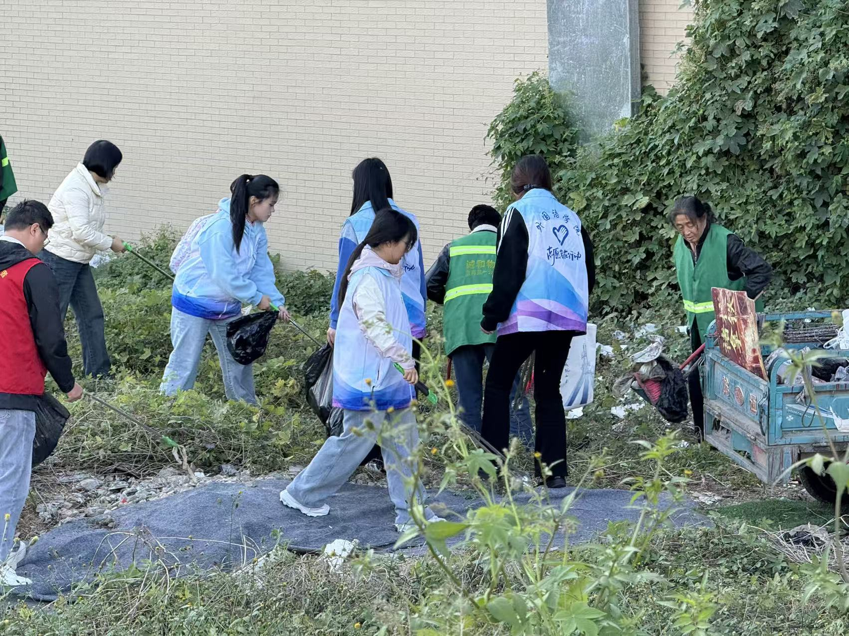 校社携手清洁家园 志愿服务践行生态文明 两院学子携手陶冲湖社居委开展卫生清洁工作